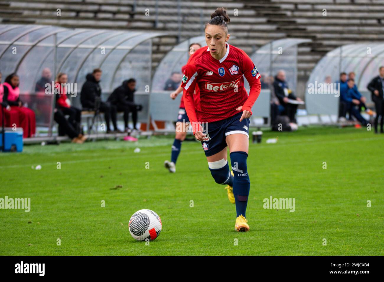 Anais Ribeyra of LOSC Lille controls the ball during the Women's French ...