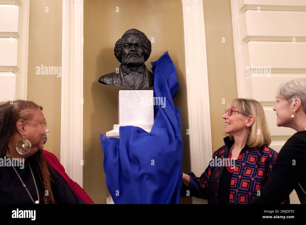 L'Merchie Frazier, member of the State House Art Commission, front left ...
