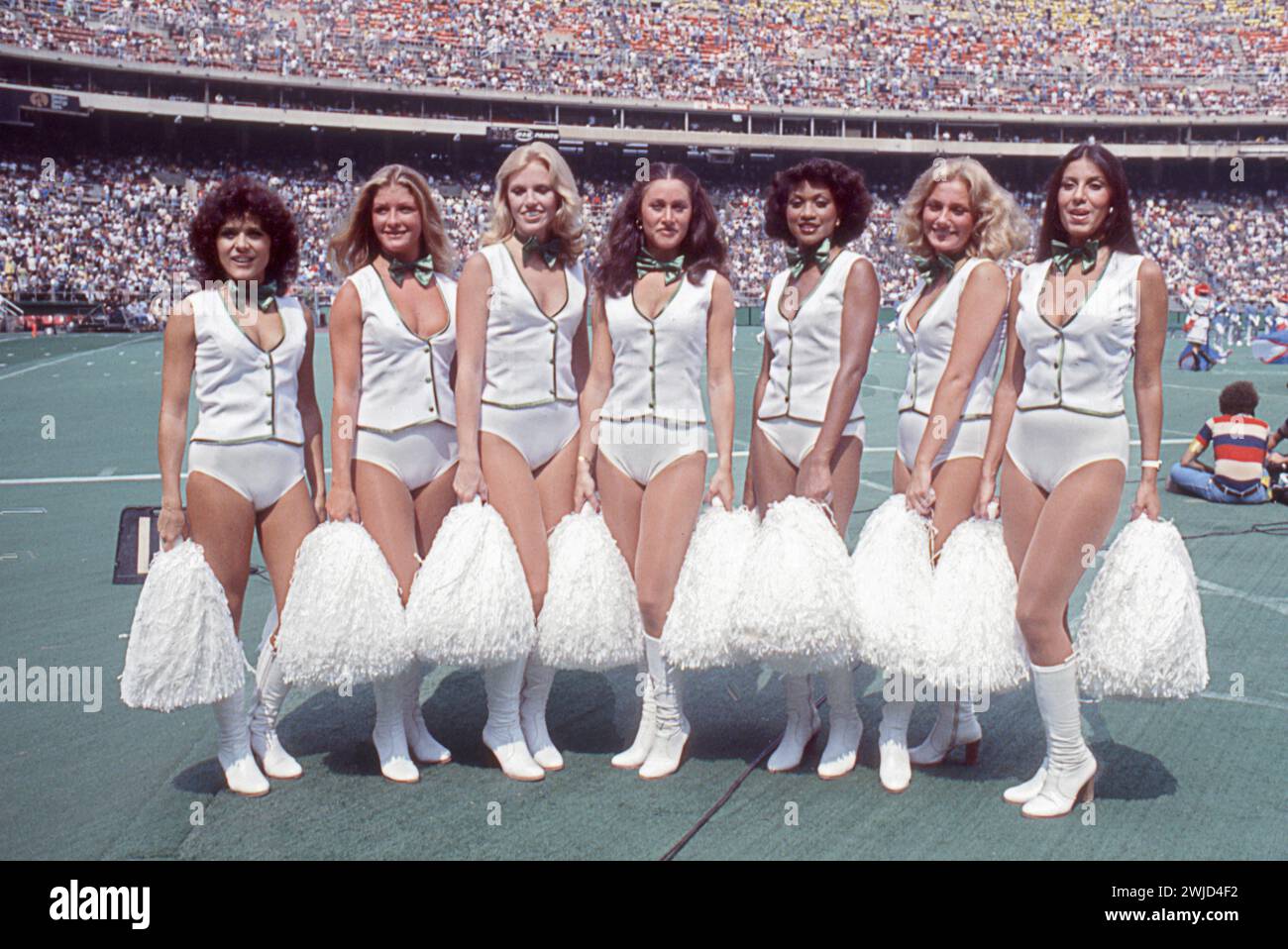 Eagles cheerleaders hi-res stock photography and images - Alamy