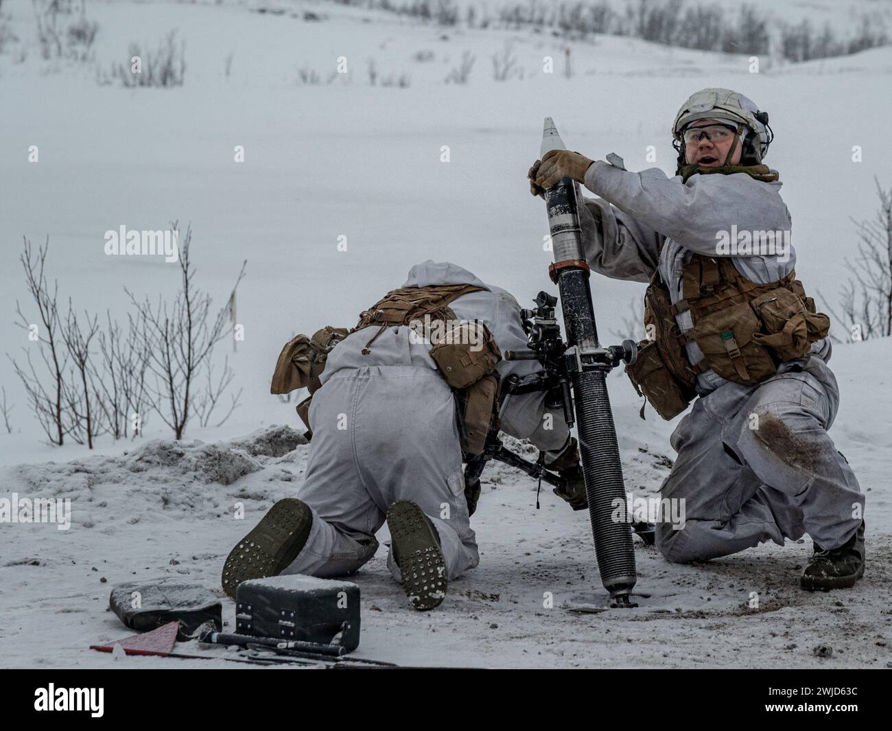 Norwegian Army soldiers with the 1st Armoured Battalion load a 81 mm ...