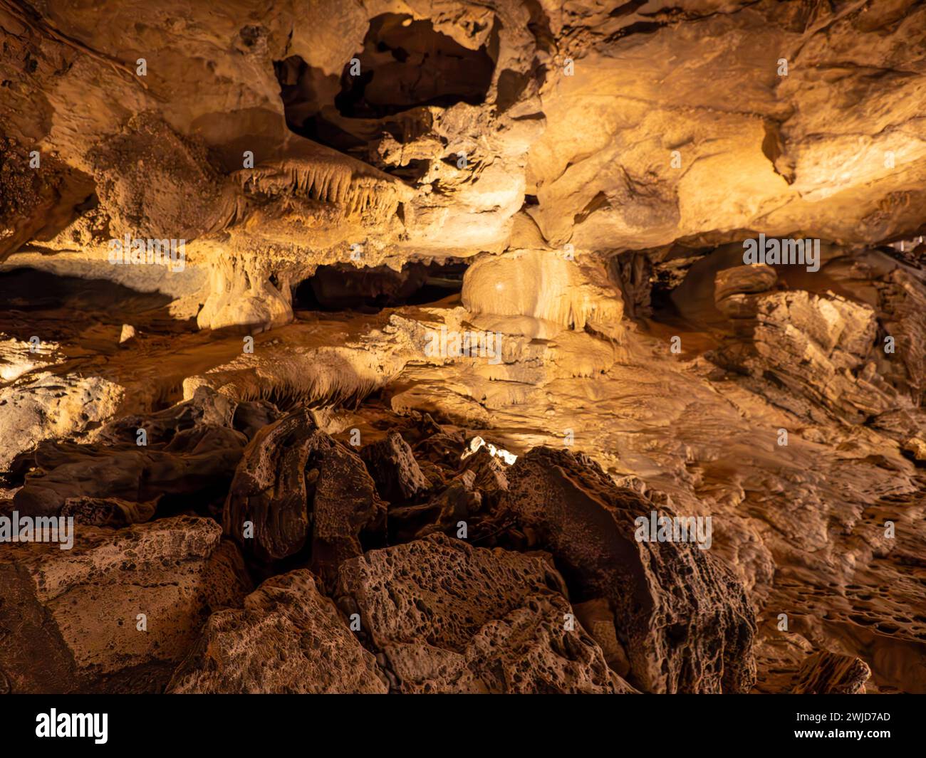 Inside Al Hoota Cave, in Al-Hamra', Ad Dakhiliyah Governorate, Oman ...