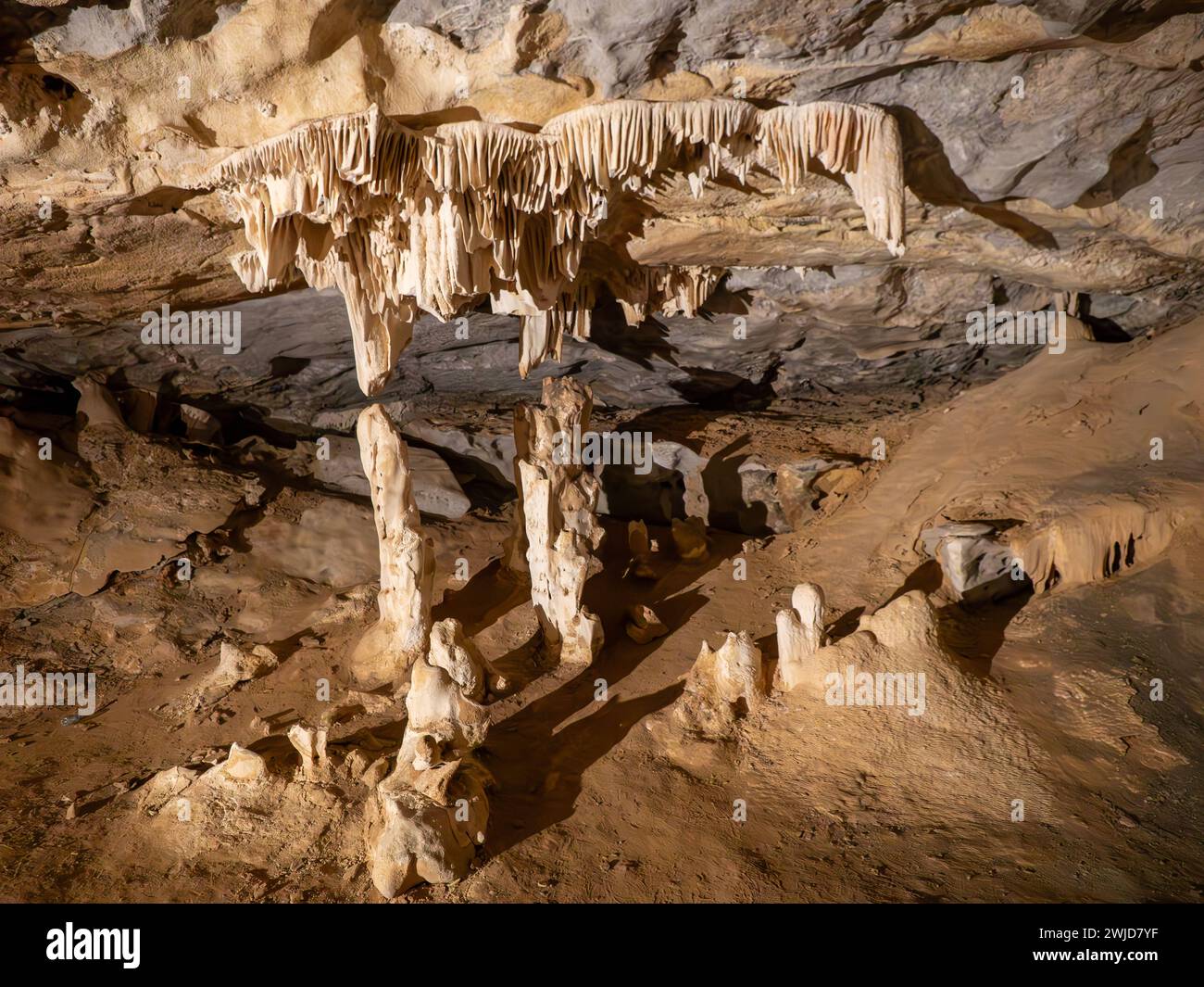Inside Al Hoota Cave, in Al-Hamra', Ad Dakhiliyah Governorate, Oman ...