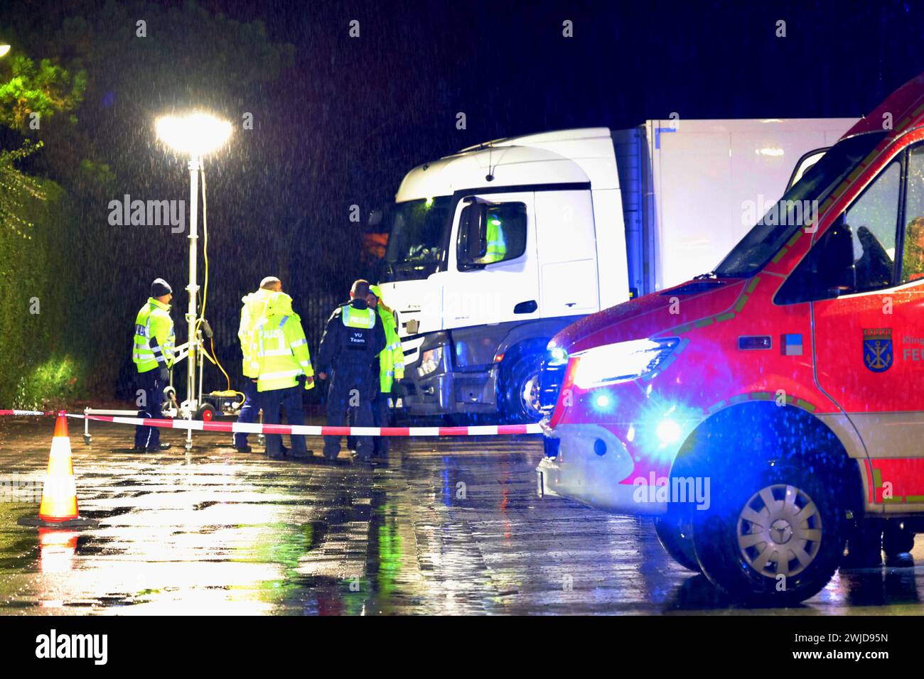 Solingen, Germany. 14th Feb, 2024. Police officers work on a truck in ...
