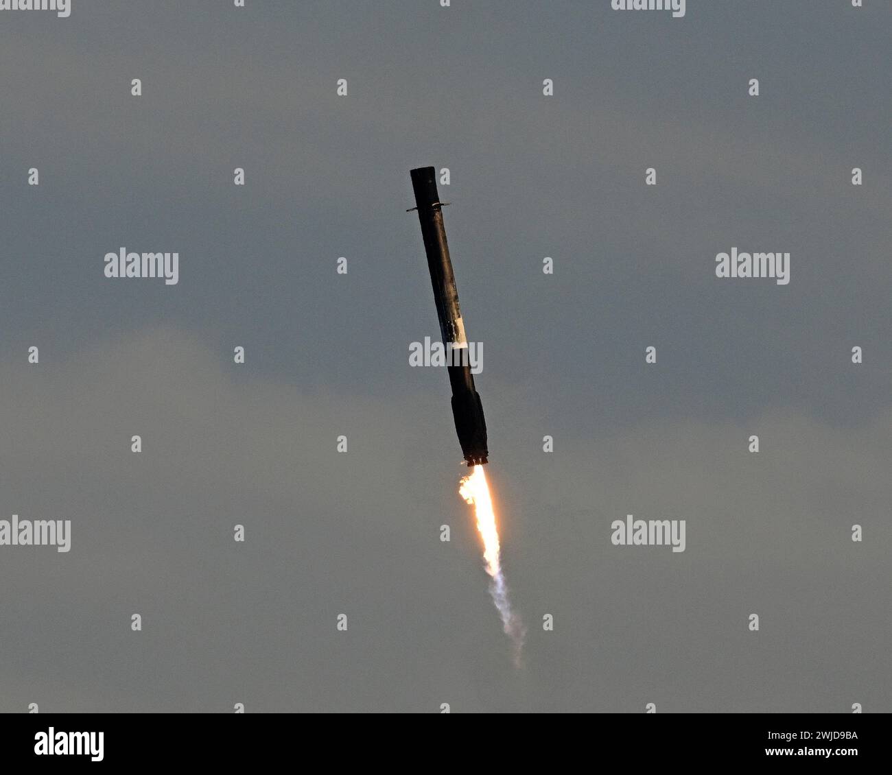 The first stage of the SpaceX Falcon 9 returns to Landing Zone 1 after ...