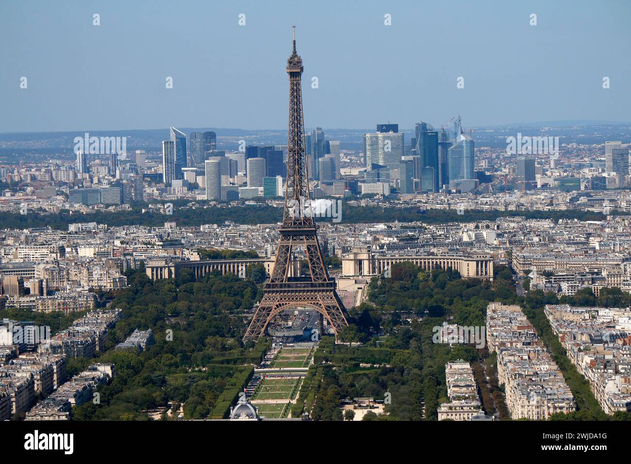 Luftbild: Skyline von Paris mit dem Eiffelturm/ aerial view: Eiffel ...
