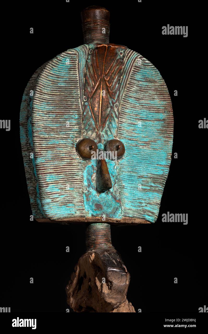 Close up of a wooden Kota reliquary figure from Gabon, isolated on a ...