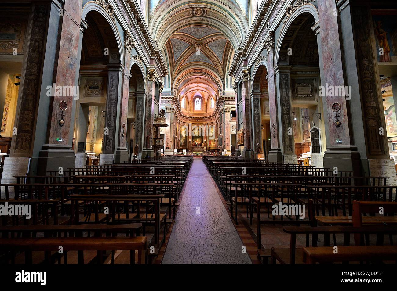 Nave altar notre dame basilica hi-res stock photography and images - Alamy
