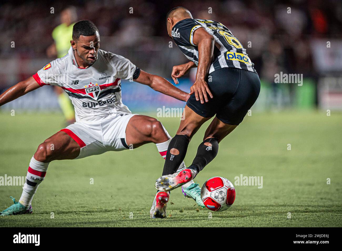 SÃO PAULO, SP - 14.02.2024: SÃO PAULO FC X SANTOS - Juan during a match ...