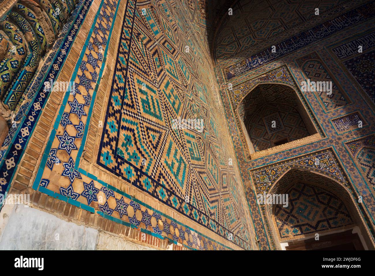 Kufic script on this mosaic turns words into geometry, decoration and ...