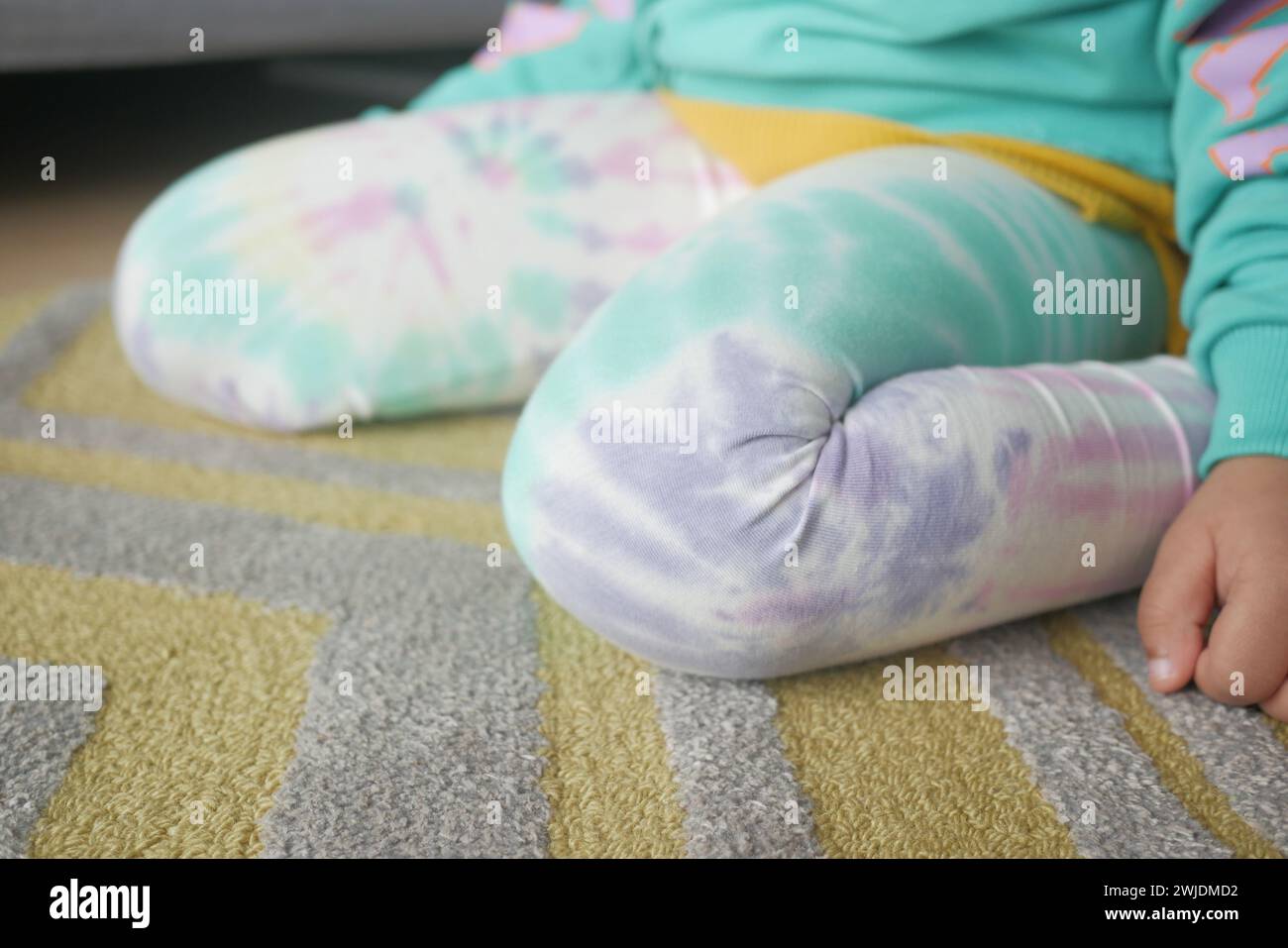 child sitting W posture on the floor Stock Photo - Alamy