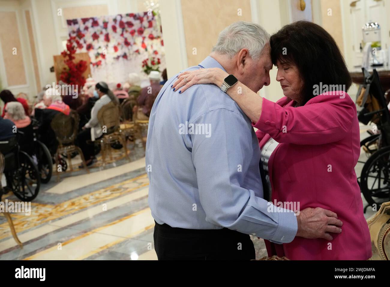 Lynn Shafor, right, slow dances with her husband of 33 years, Steven ...