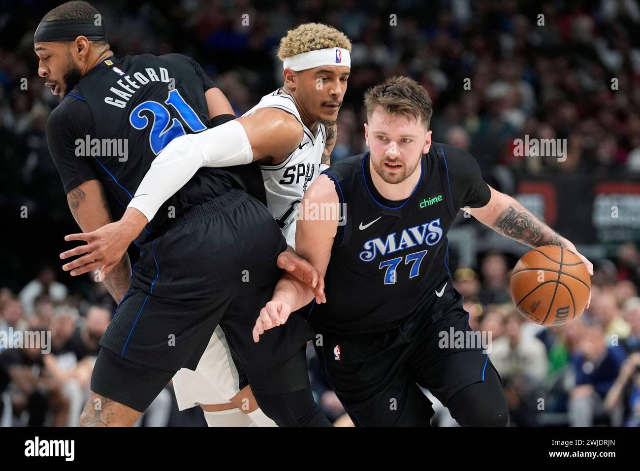 Dallas Mavericks guard Luka Doncic (77) dribbles with a screen from ...