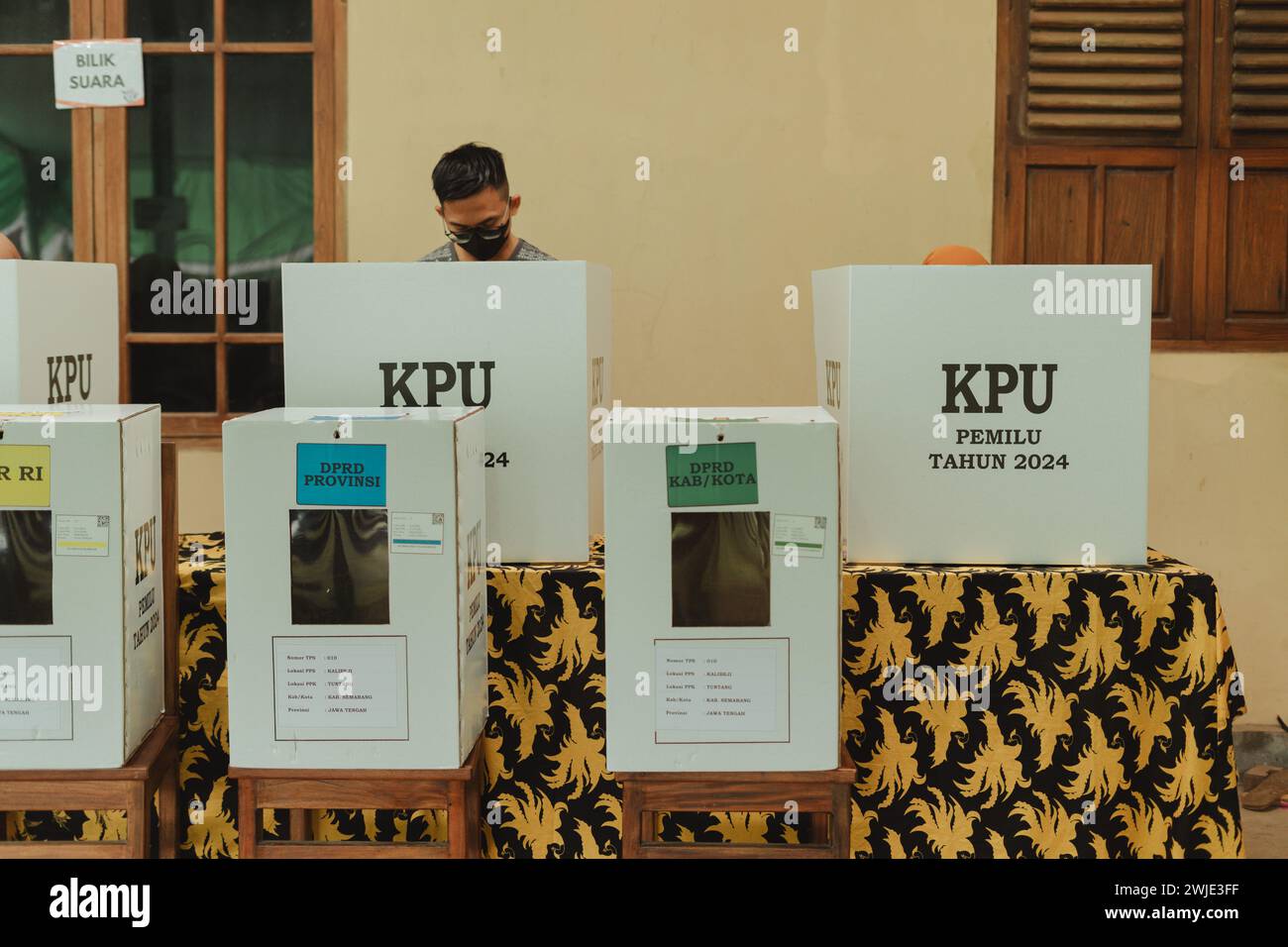 Residents giving vote during Indonesian elections in Semarang ...