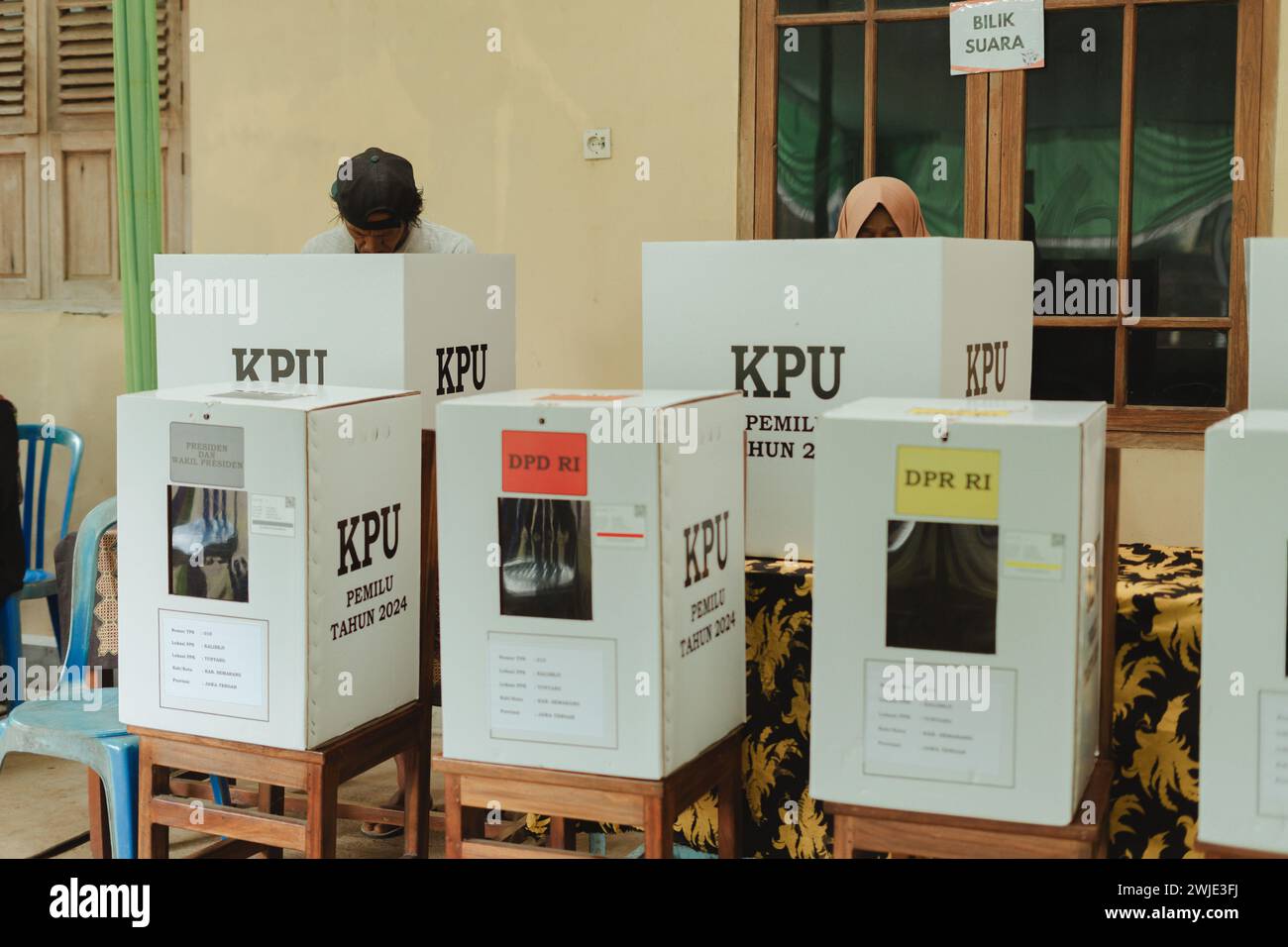 Residents giving vote during Indonesian elections in Semarang ...