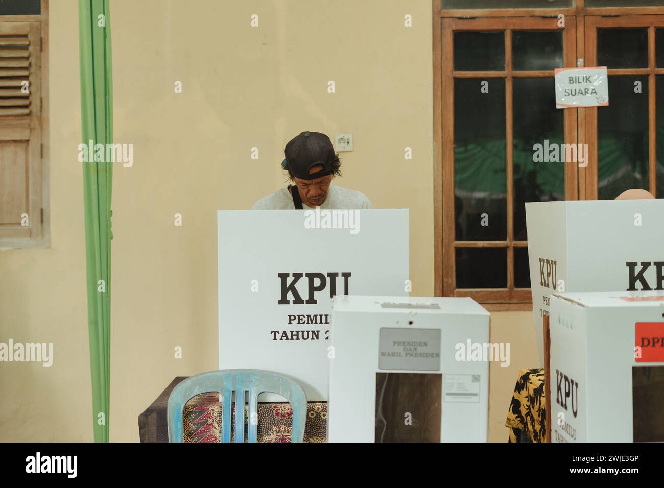 Residents giving vote during Indonesian elections in Semarang ...