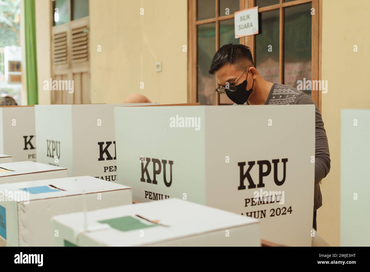 Residents giving vote during Indonesian elections in Semarang ...