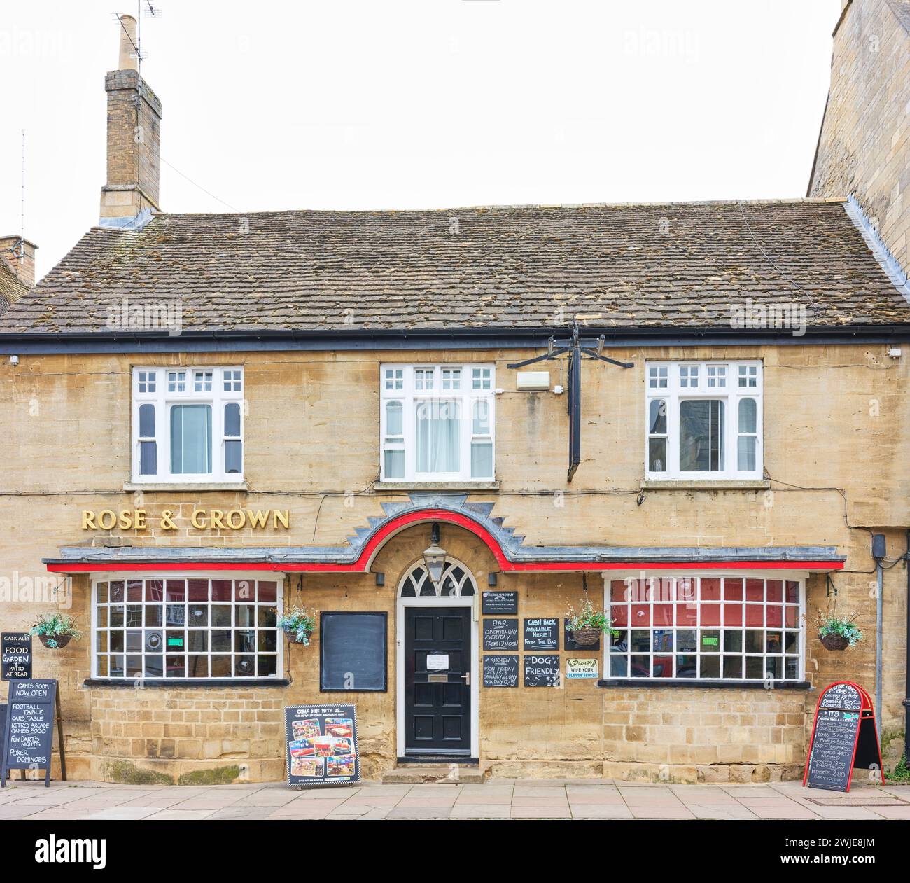 Rose and crown public house hi-res stock photography and images - Alamy