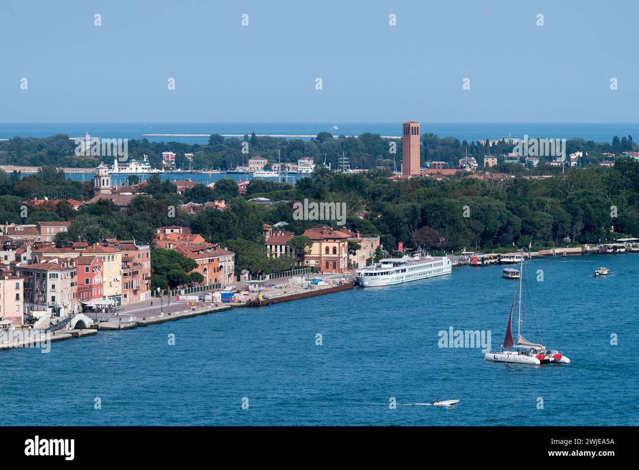 Waterfront in Castello sestiere in historic centre of Venice, Veneto ...