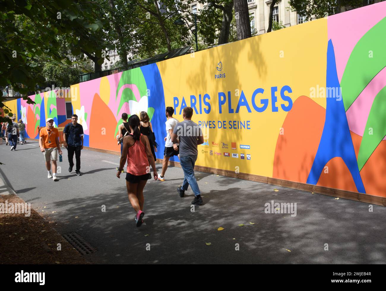 Paris (France): Paris-Plages (Paris Beaches) on the walkway along the ...