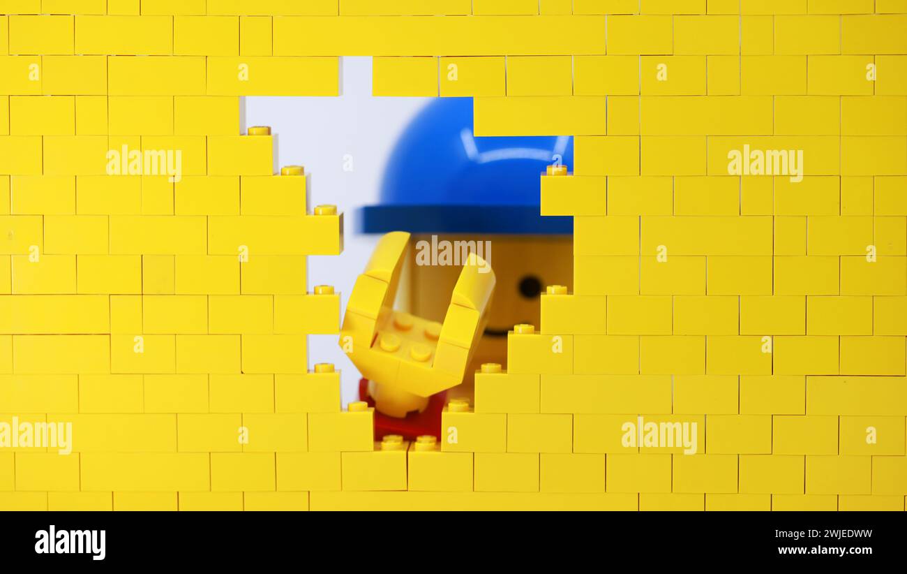 Man behind concrete wall hi-res stock photography and images - Alamy