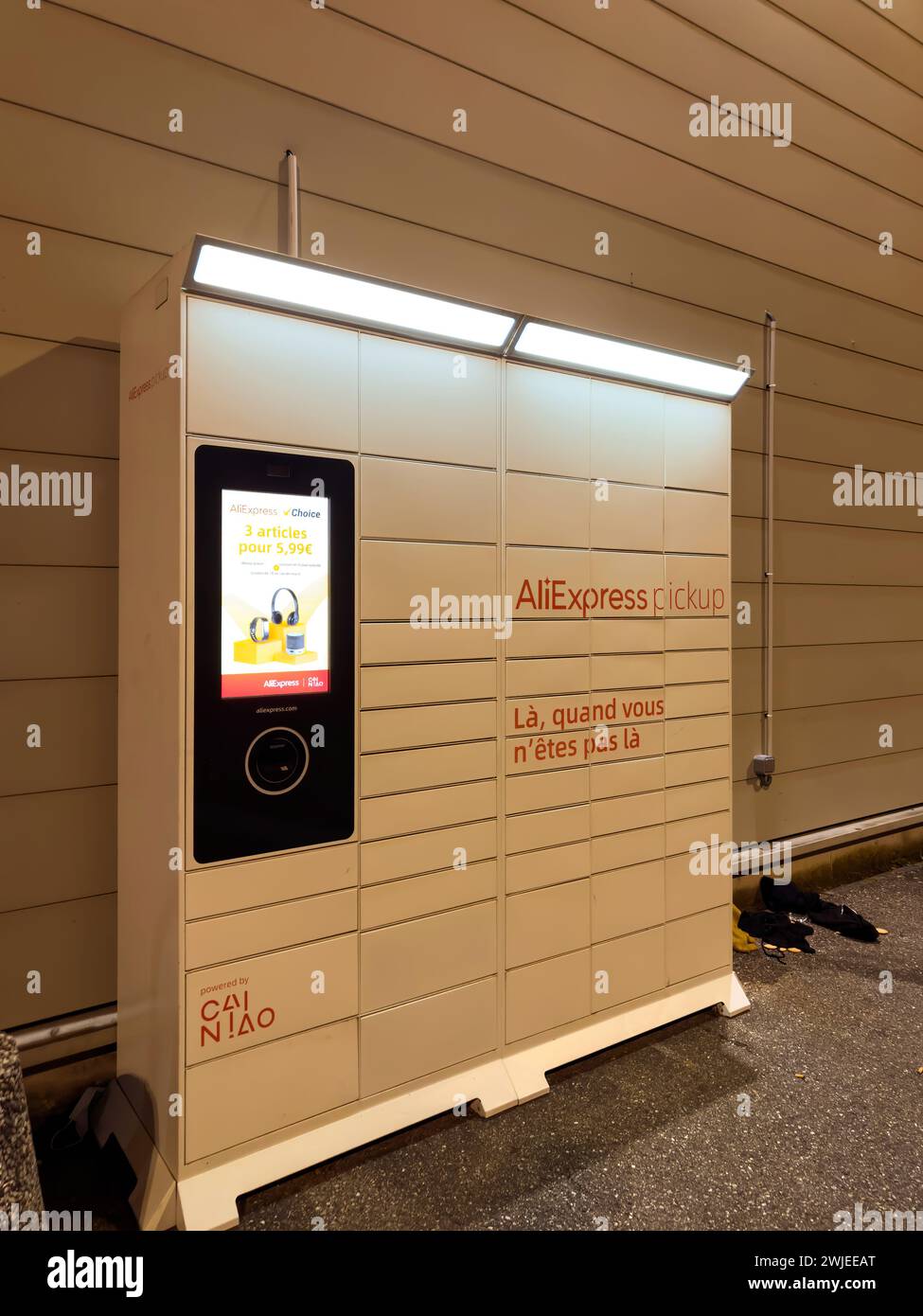 Aliexpress standard shipping hi-res stock photography and images - Alamy