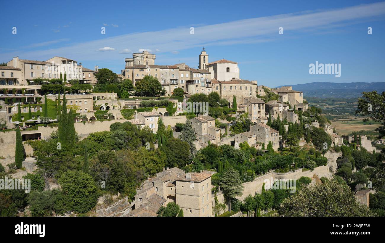 The villag of Gordes in the Luberon Regional Nature Park (south-eastern ...