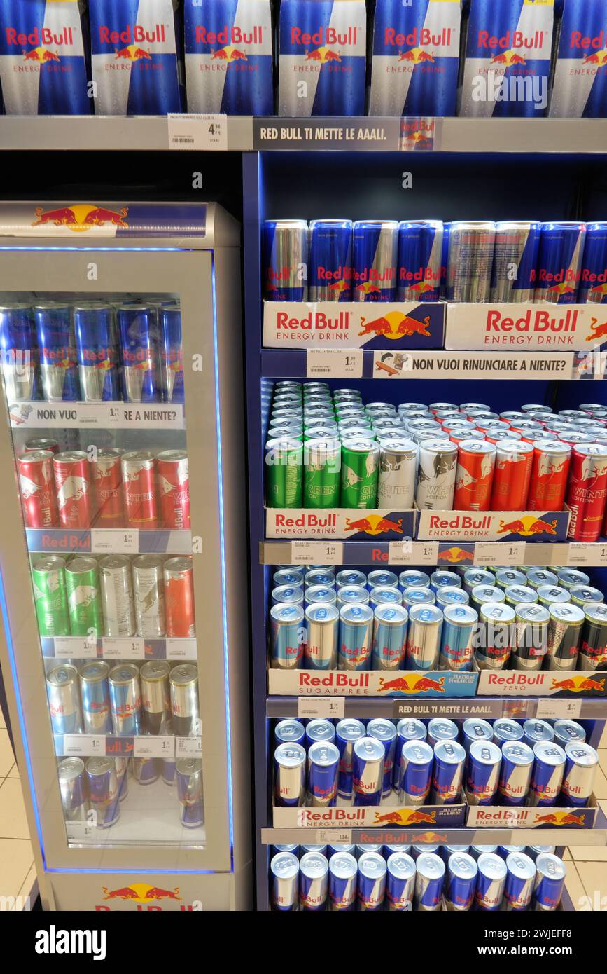 RED BULL CANS OF ENERGY DRINKS ON DISPLAY INSIDE THE FOOD STORE Stock ...