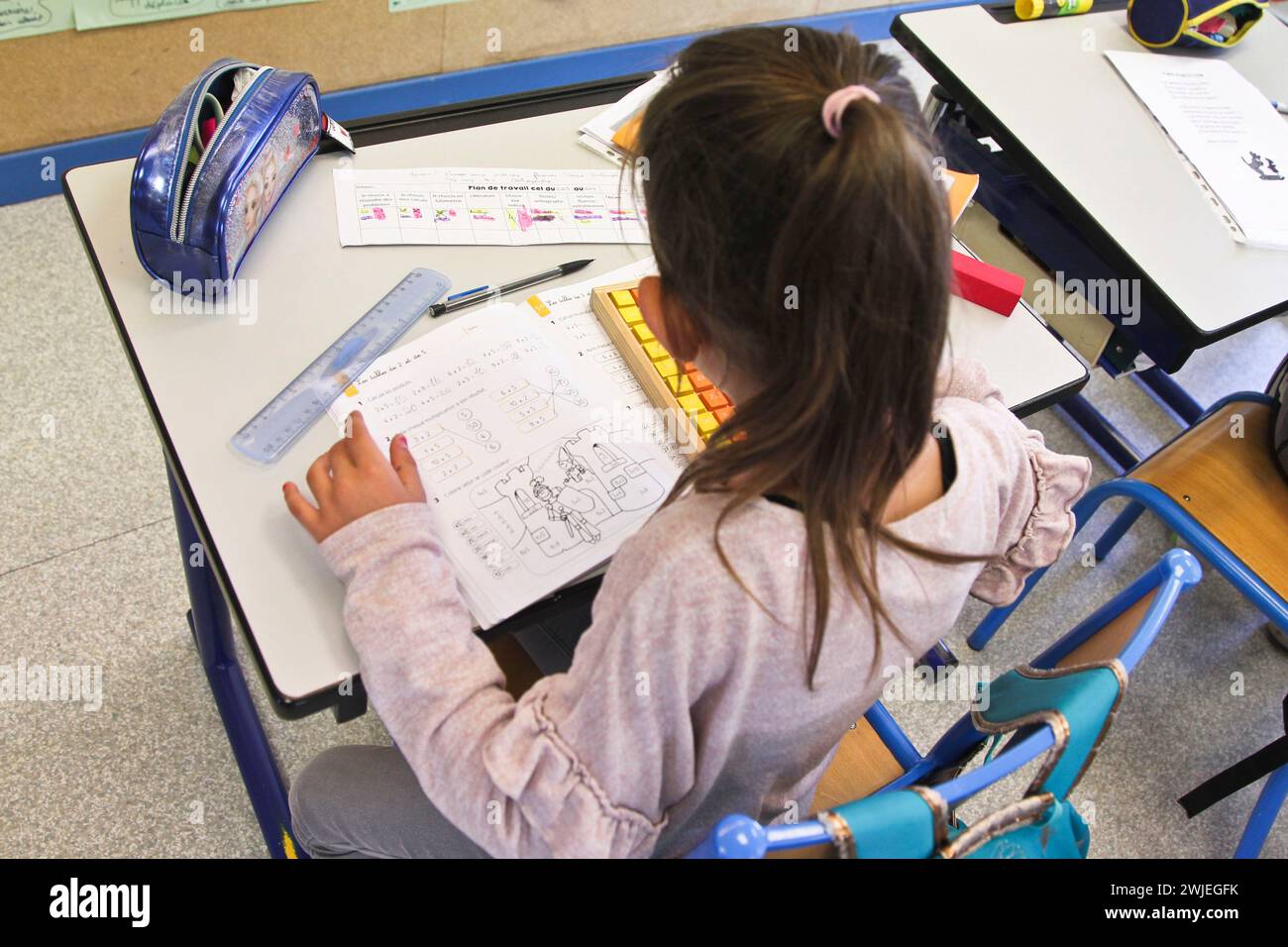 Second grade classroom hi-res stock photography and images - Alamy