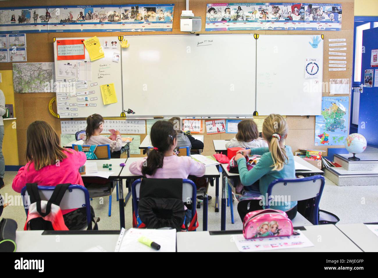 Primary school class blackboard french hi-res stock photography and ...