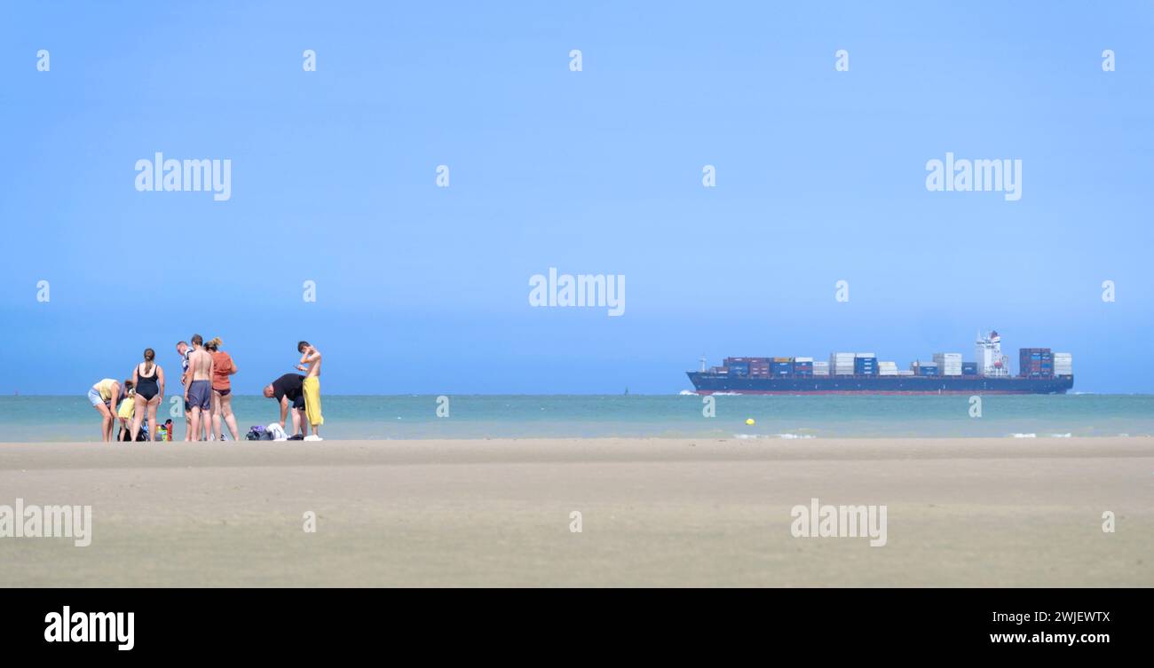 Gravelines (northern France): family on the beach. In the background, a ...