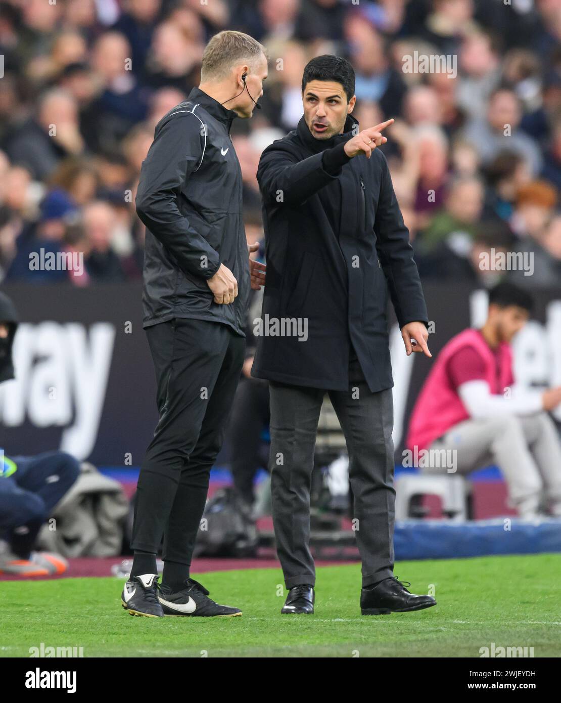 Fourth official premier league hi-res stock photography and images - Alamy