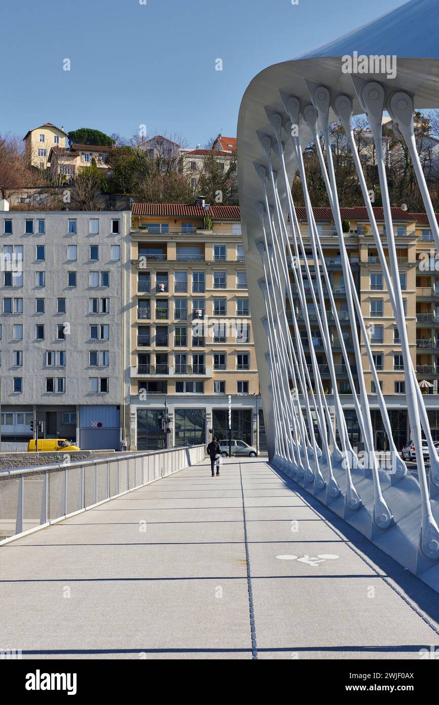 Bridges connecting buildings hi-res stock photography and images - Alamy