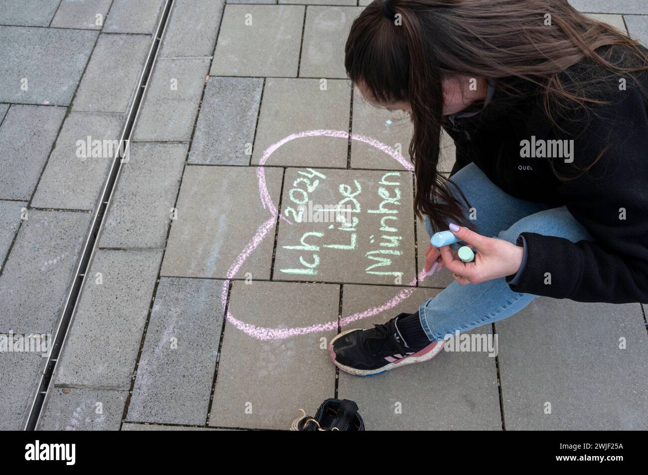 Muenchen, Spread Love am Schwabinger Tor, der laengste Liebesbrief der ...
