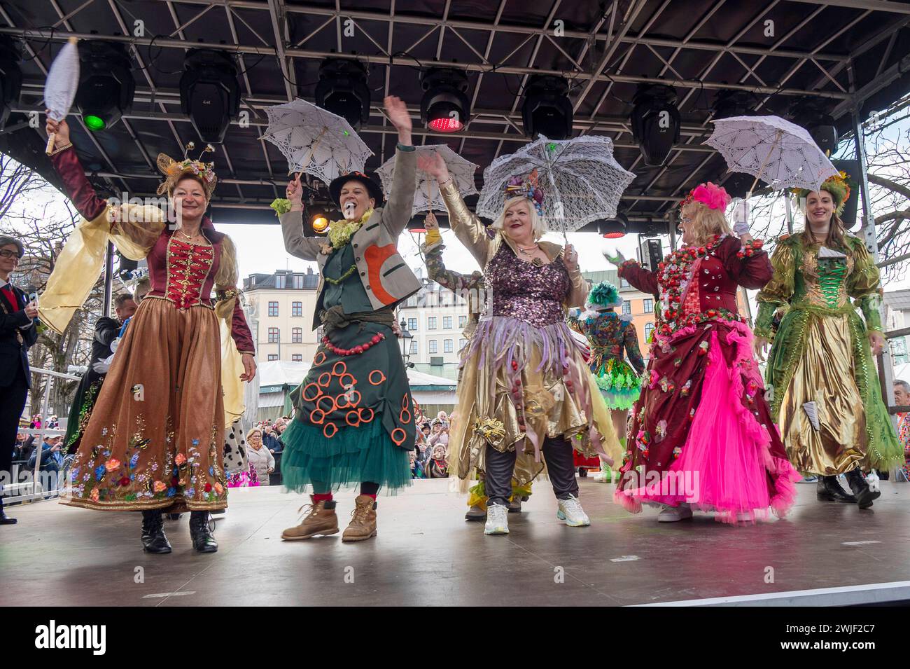 Muenchen, Faschingsdienstag auf dem Viktualienmarkt, die Tanzenden ...