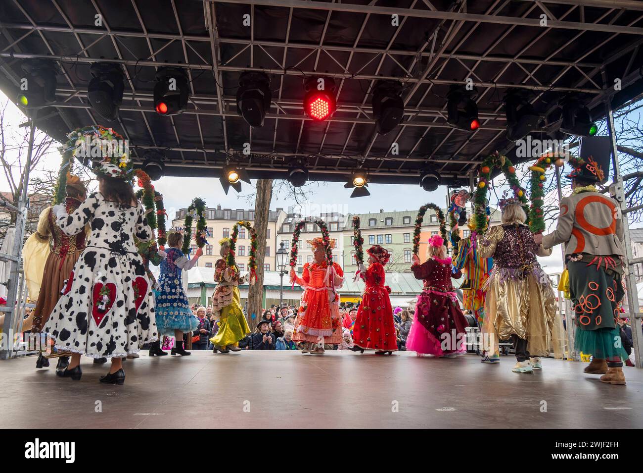 Muenchen, Faschingsdienstag auf dem Viktualienmarkt, die Tanzenden ...