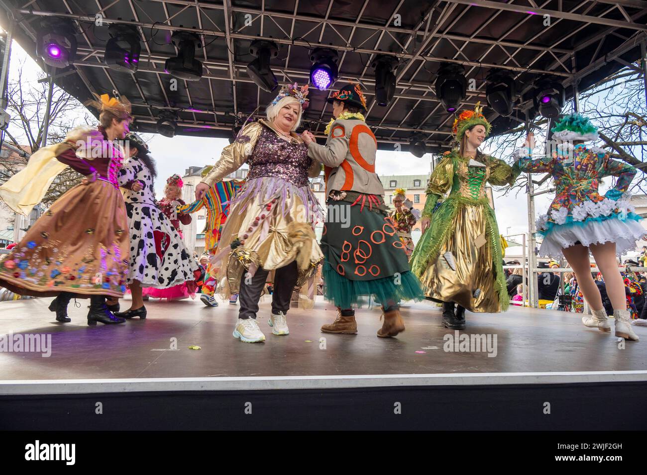 Muenchen, Faschingsdienstag auf dem Viktualienmarkt, die Tanzenden ...