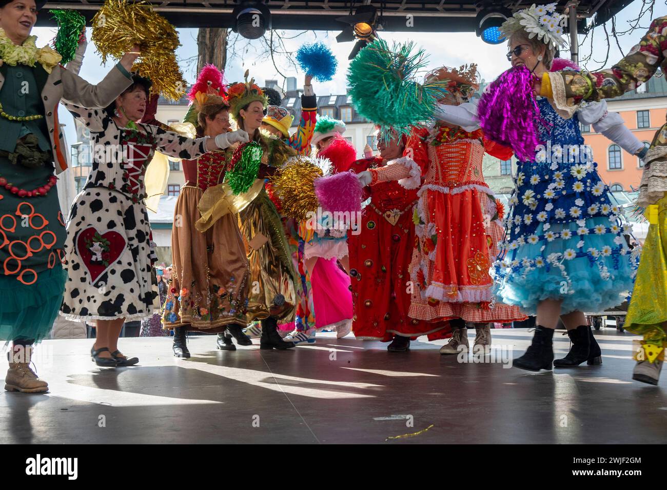 Muenchen, Faschingsdienstag auf dem Viktualienmarkt, die Tanzenden ...