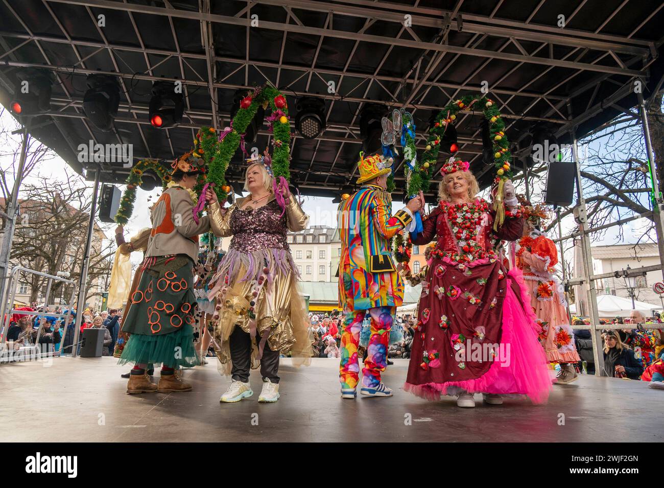 Muenchen, Faschingsdienstag auf dem Viktualienmarkt, die Tanzenden ...
