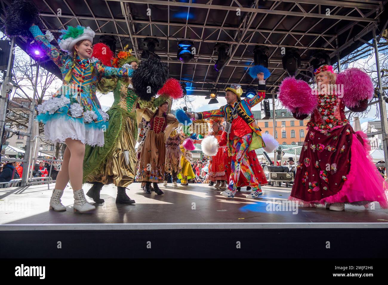 Muenchen, Faschingsdienstag auf dem Viktualienmarkt, die Tanzenden ...