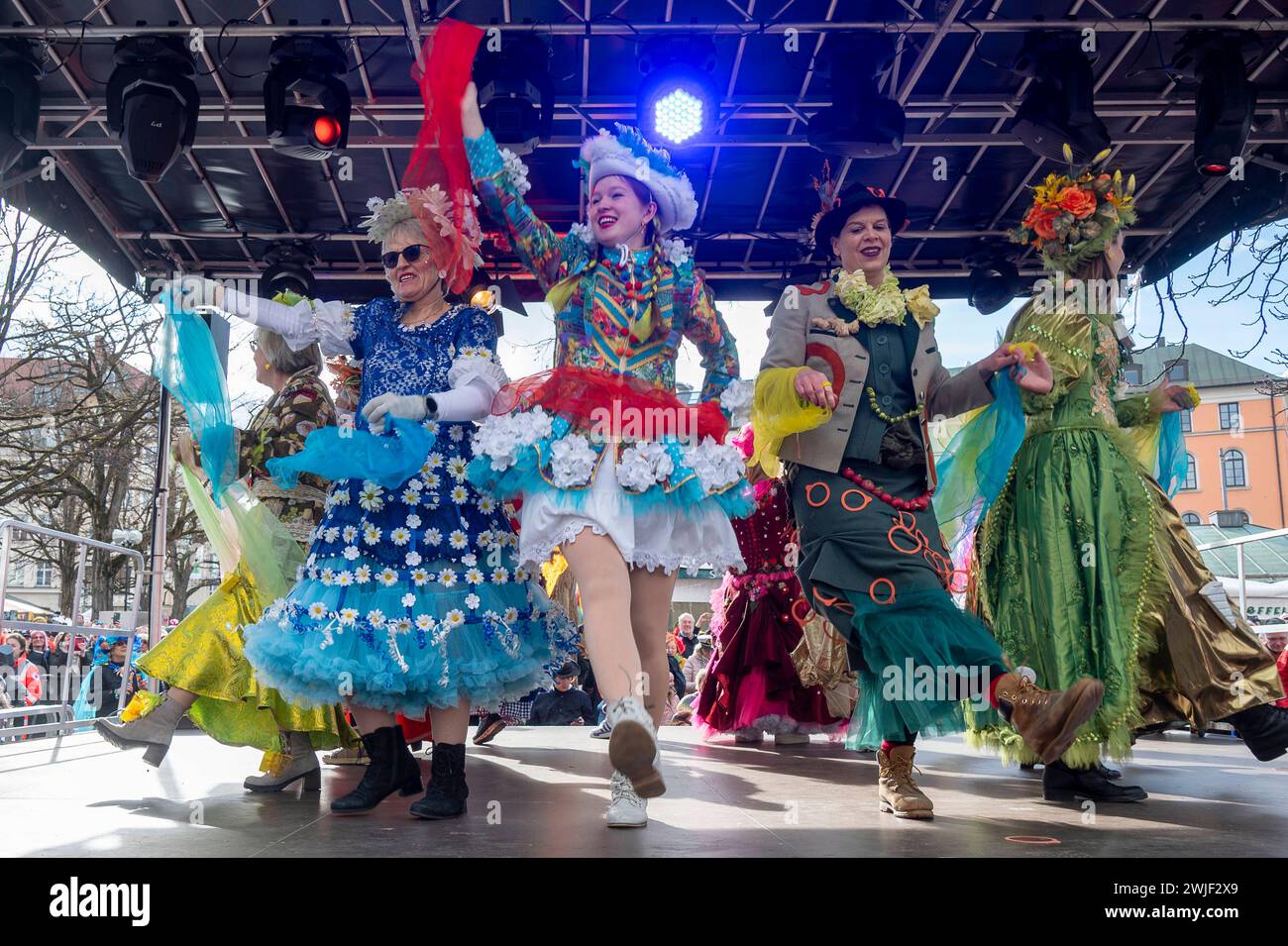 Muenchen, Faschingsdienstag auf dem Viktualienmarkt, die Tanzenden ...