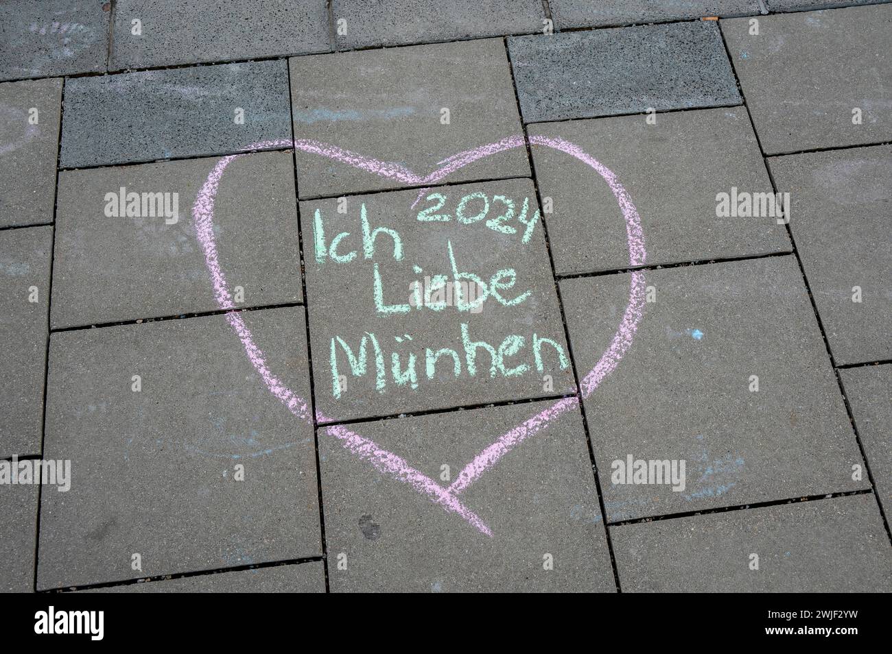 Muenchen, Spread Love am Schwabinger Tor, der laengste Liebesbrief der ...