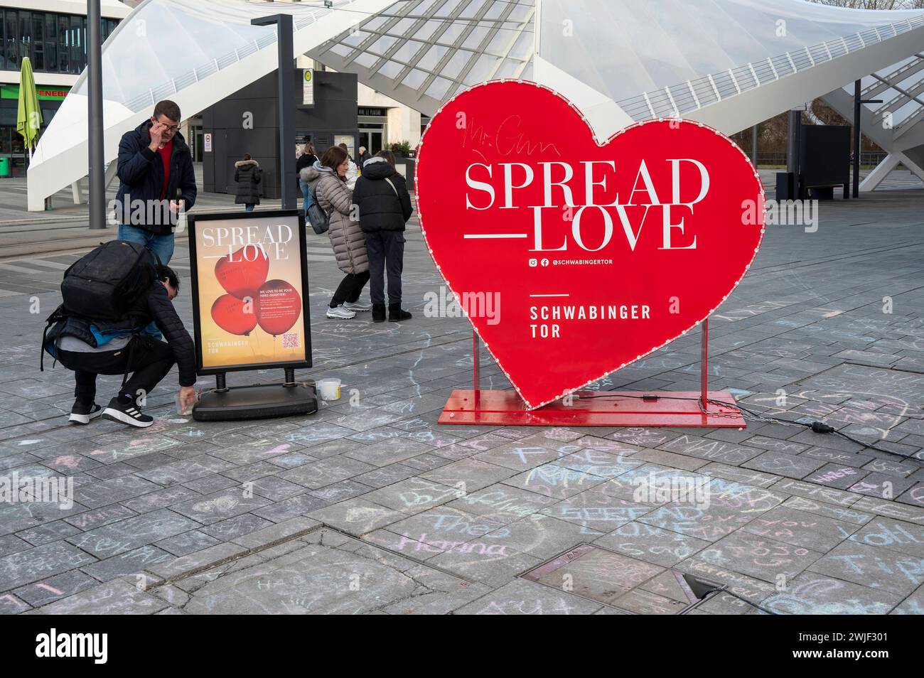 Muenchen, Spread Love am Schwabinger Tor, der laengste Liebesbrief der ...