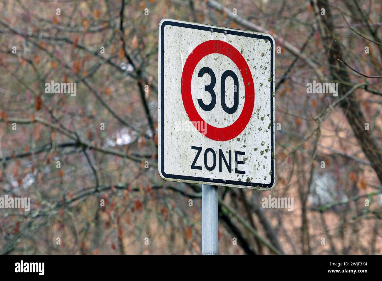 Verkehrszeichen TEMPO 30-ZONE in Siegen-Oberschelden. Verkehrszeichen ...