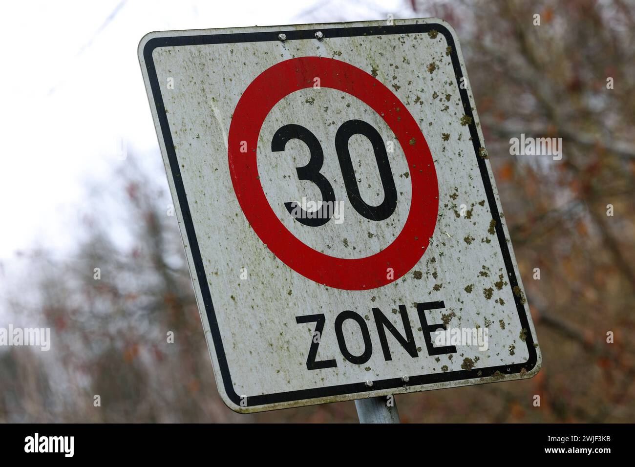 Verkehrszeichen TEMPO 30-ZONE in Siegen-Oberschelden. Verkehrszeichen ...