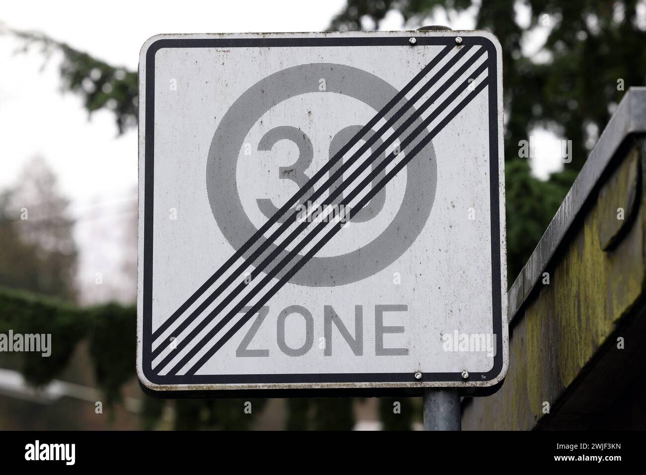 Verkehrszeichen ENDE EINER TEMPO 30-ZONE in Siegen-Oberschelden ...