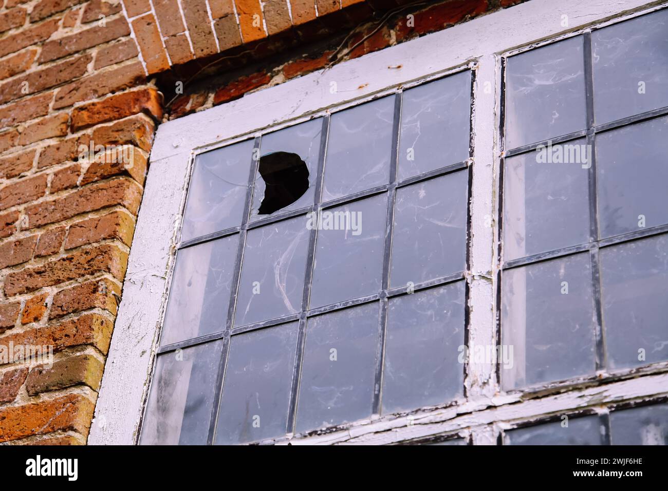 Broken window syndrome hi-res stock photography and images - Alamy