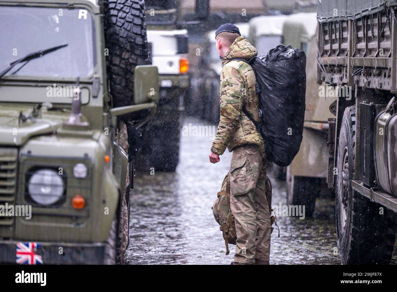 Paderborn, Germany. 15th Feb, 2024. A soldier stows his rucksack in a ...