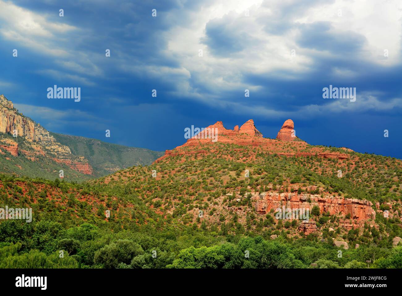 Sedona Arizona red rock country and surroundng mountain landscape Stock ...