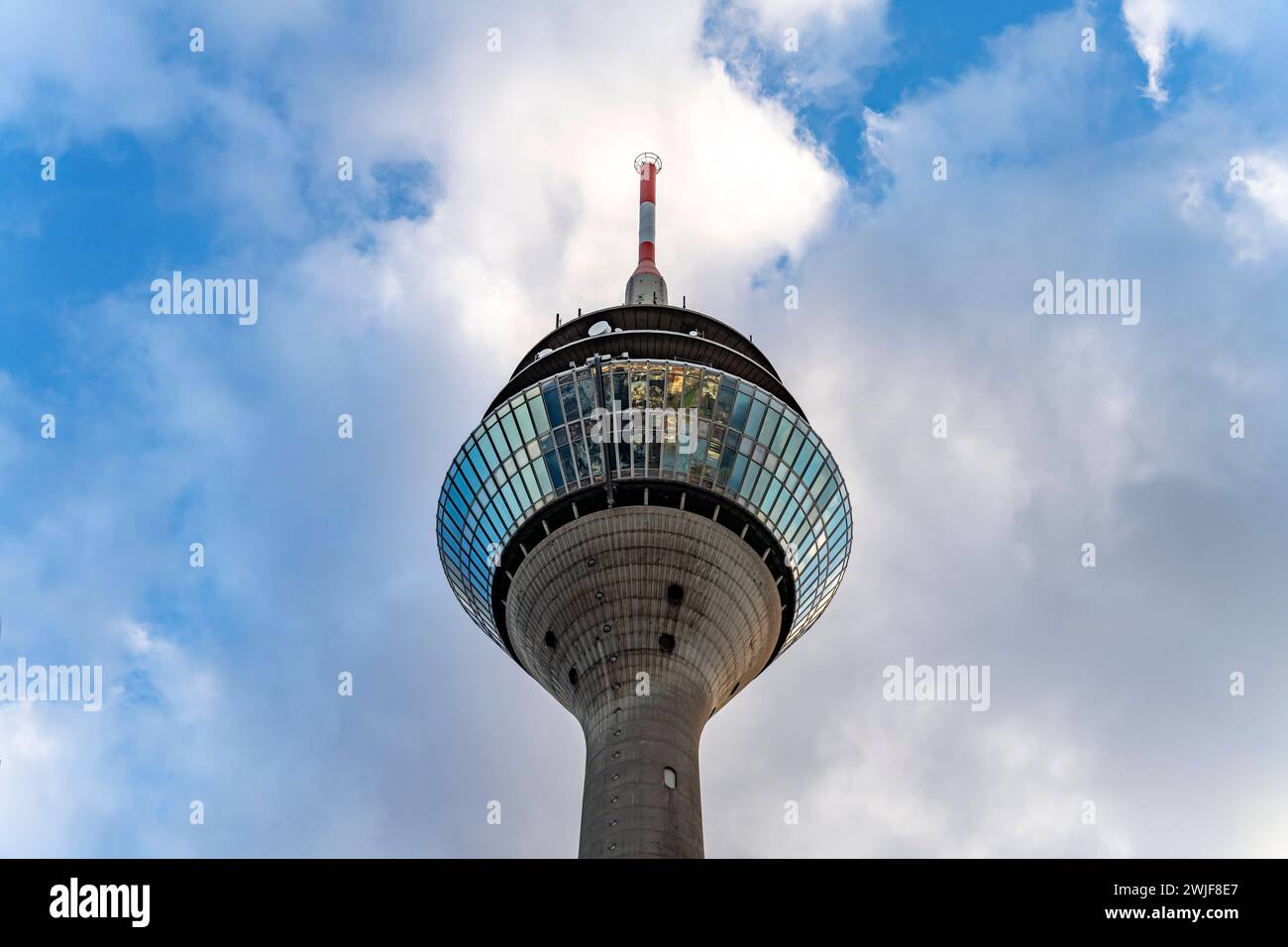 Rheinturm Der Rheinturm in Düsseldorf, Medienhafen, Nordrhein-Westfalen ...