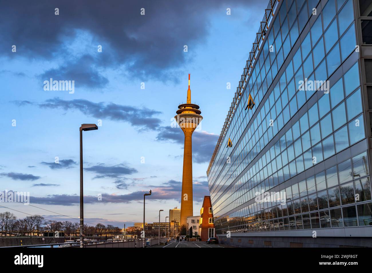 Rheinturm Der Rheinturm in Düsseldorf, Medienhafen, Nordrhein-Westfalen ...
